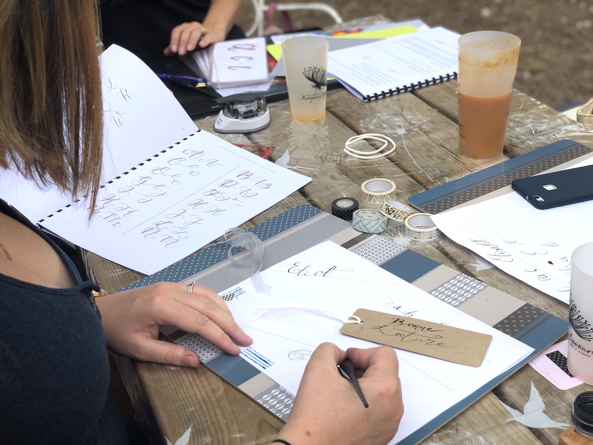 Un atelier de calligraphie moderne à Annecy avec Skriva - Le Blog de Néroli