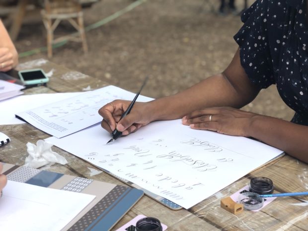 Un atelier de calligraphie moderne à Annecy avec Skriva - Le Blog de Néroli