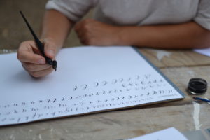 Un atelier de calligraphie moderne à Annecy avec Skriva - Le Blog de Néroli