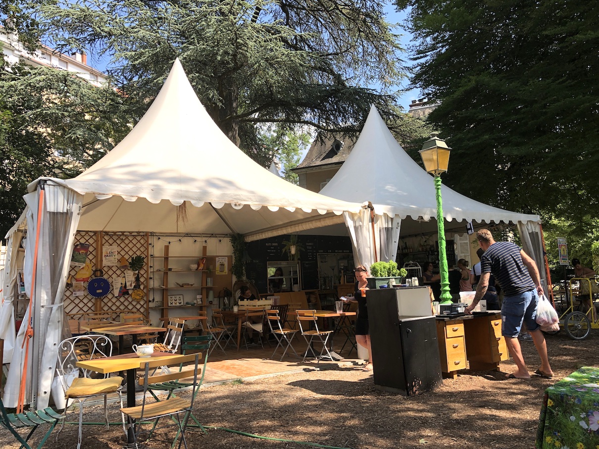 Un atelier de calligraphie moderne à Annecy avec Skriva - Le Blog de Néroli